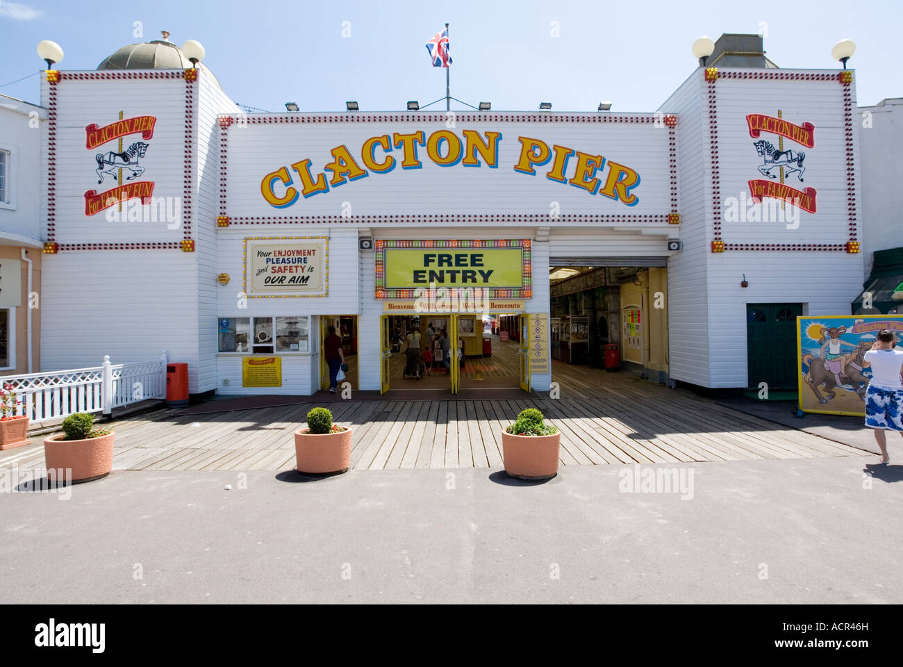 Amusement arcade on clacton pier hi-res stock photography and images ...