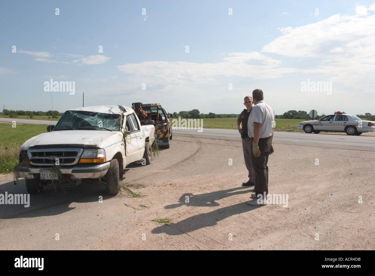 Sheriff s deputy and tow truck operator at the scene of an accident in ...