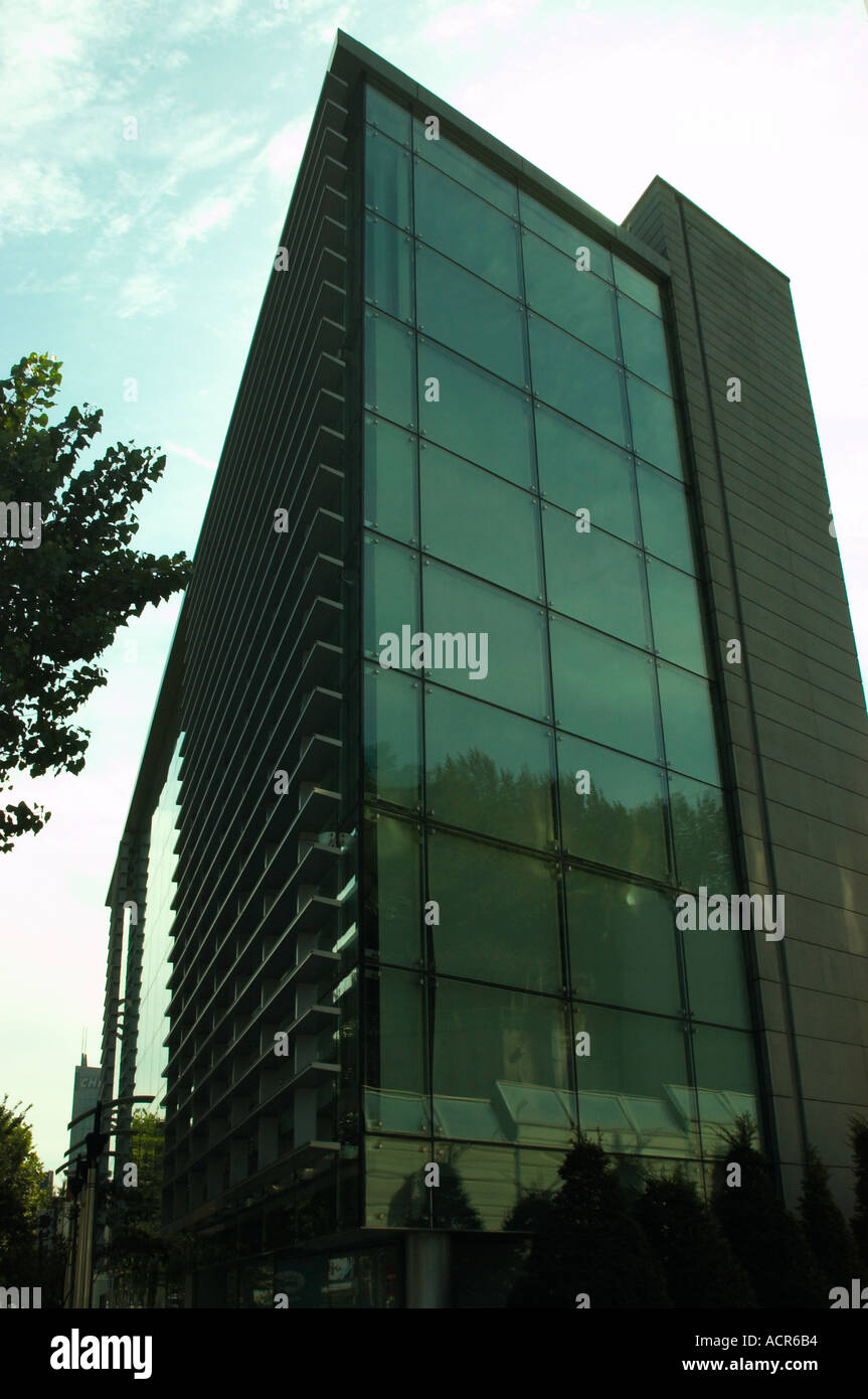 Green glass building hi-res stock photography and images - Alamy