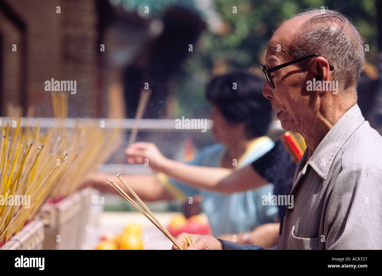 Old man making offering Wong Tai Sin Temple Kowloon Stock Photo - Alamy