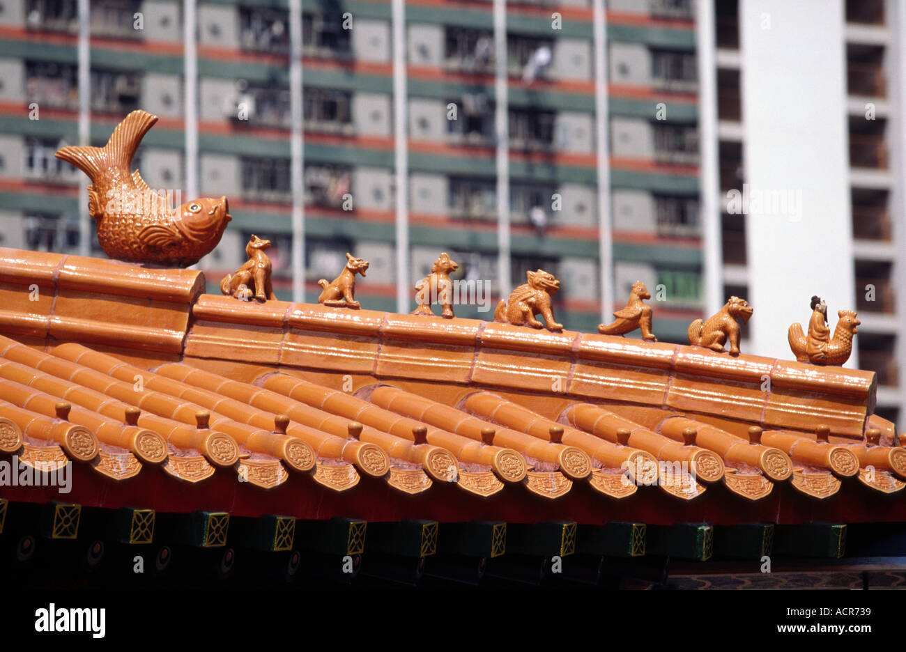 Traditional rooftop decorations Wong Tai Sin Temple Kowloon Stock Photo ...