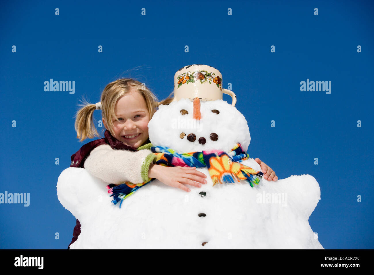 Hugging snowmen hi-res stock photography and images - Alamy