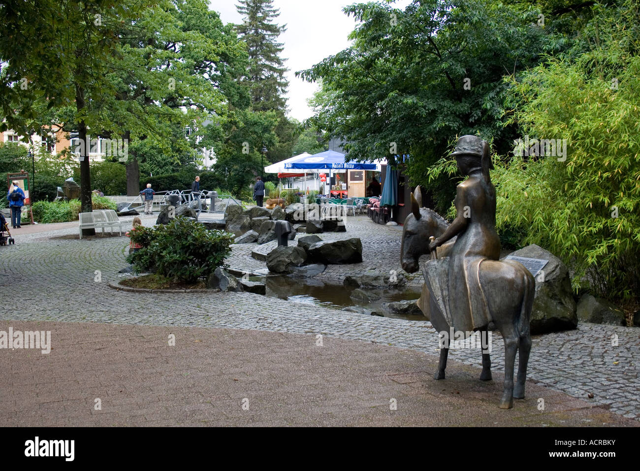 Statue on the pedestrian walk Stock Photo - Alamy