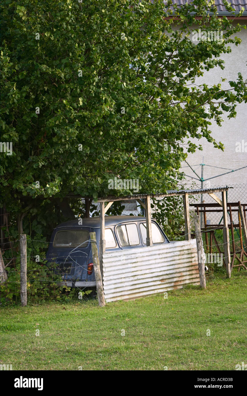 Car in backyard hi-res stock photography and images - Alamy