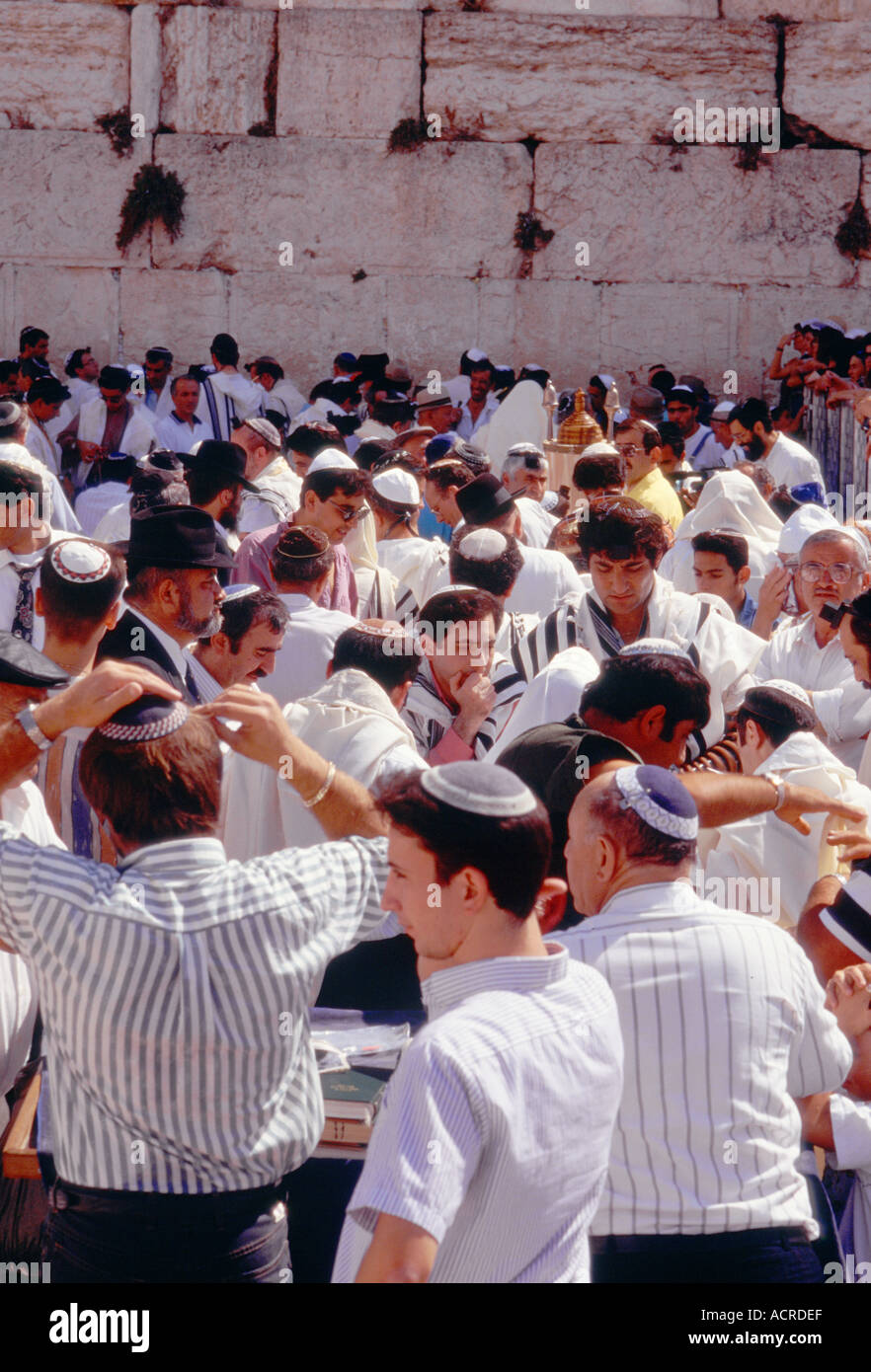 Worshippers wailing wall jerusalem hi-res stock photography and images ...