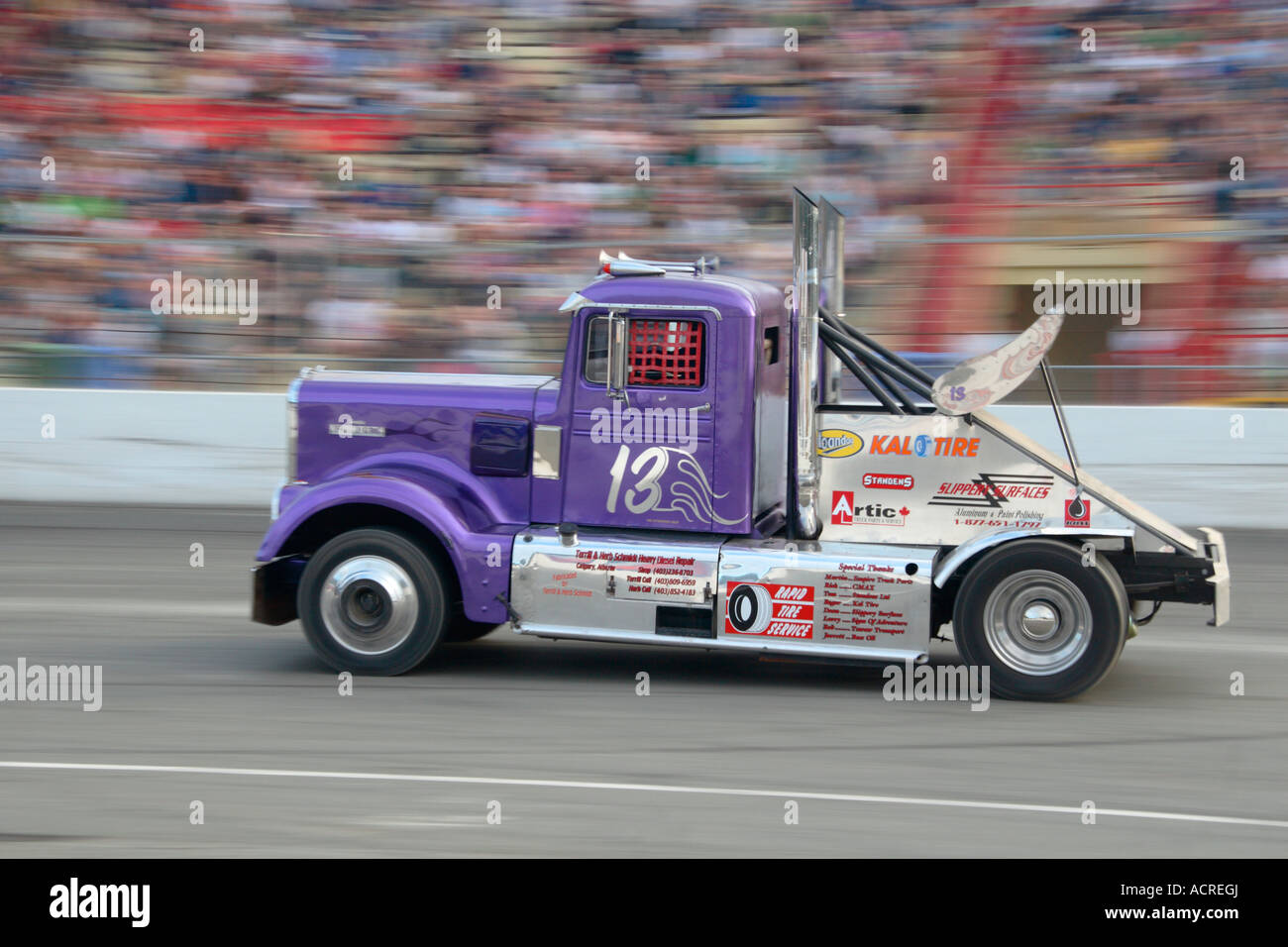 Racing crowd hi-res stock photography and images - Alamy
