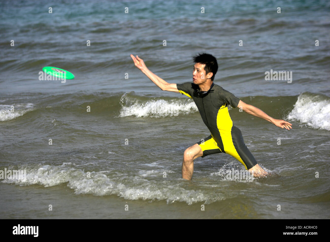 Man throwing frisbee exercise hi-res stock photography and images - Alamy
