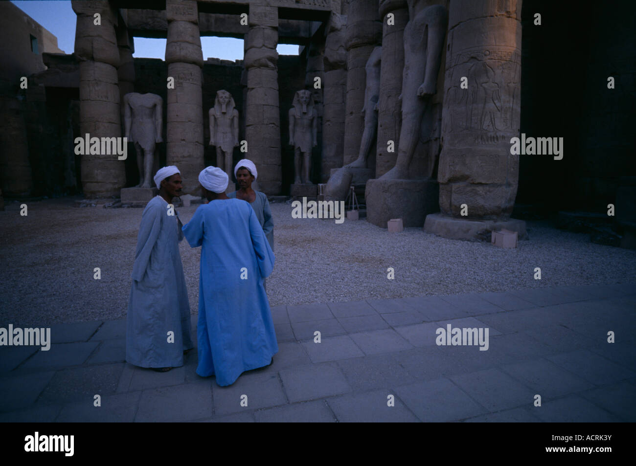 Talking statues blue hi-res stock photography and images - Alamy