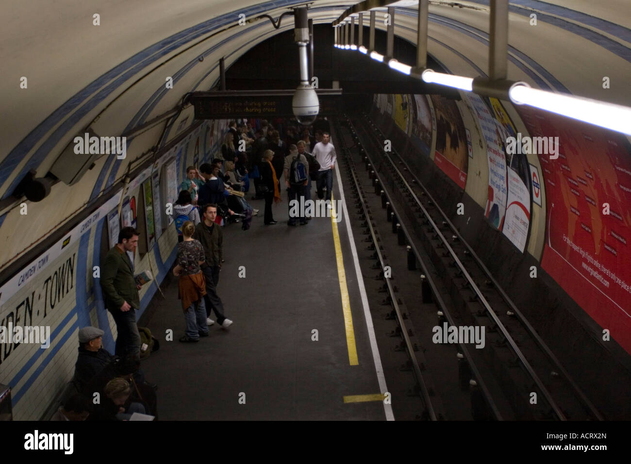 Deep level underground tube railway hi-res stock photography and images ...