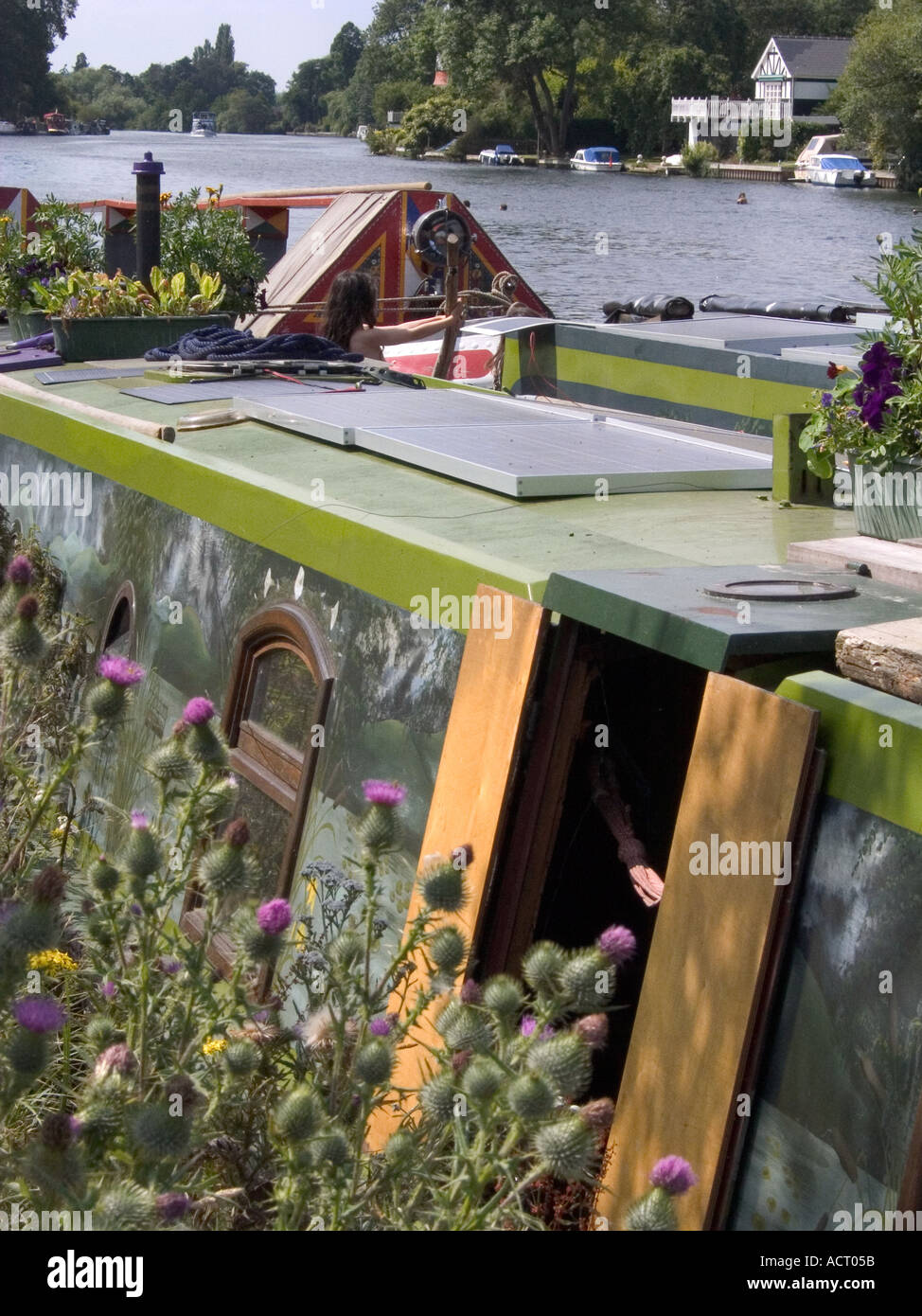 Green painted narrow boat hi-res stock photography and images - Alamy