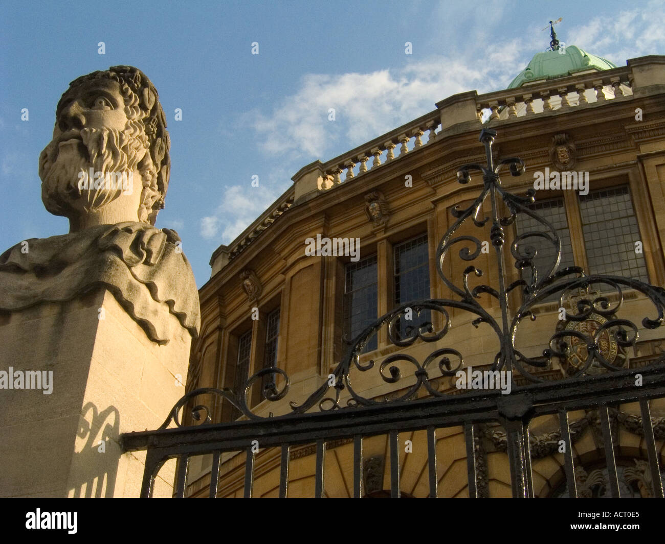 sheldonian theatre with apostle statue oxford uk Stock Photo - Alamy