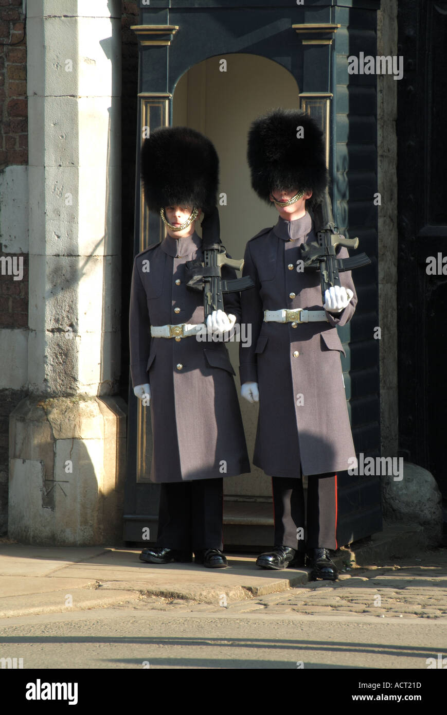 Guardsmen on sentry duty changing the guard outside St James Palace ...