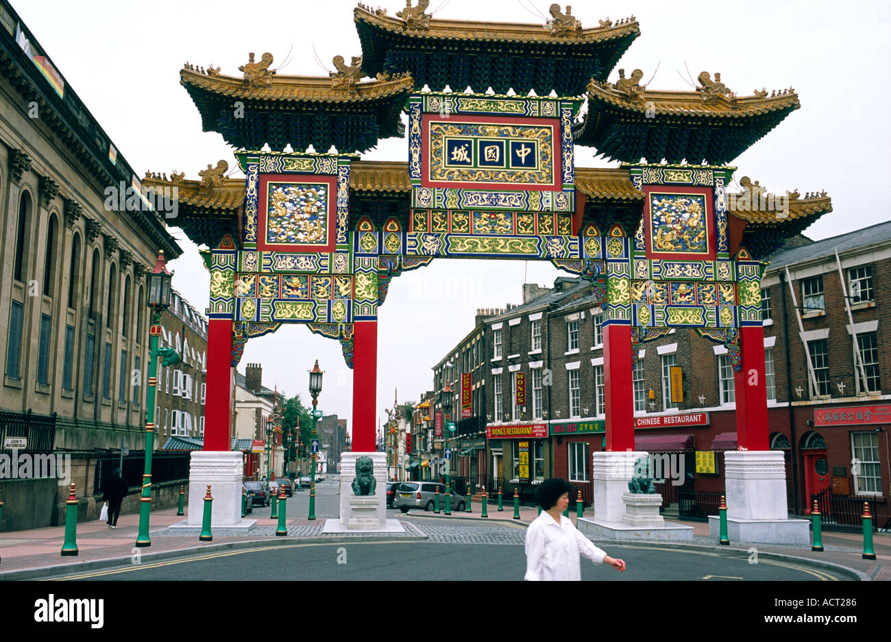 Liverpool, Merseyside, England. Traditional Chinese entrance gate to ...