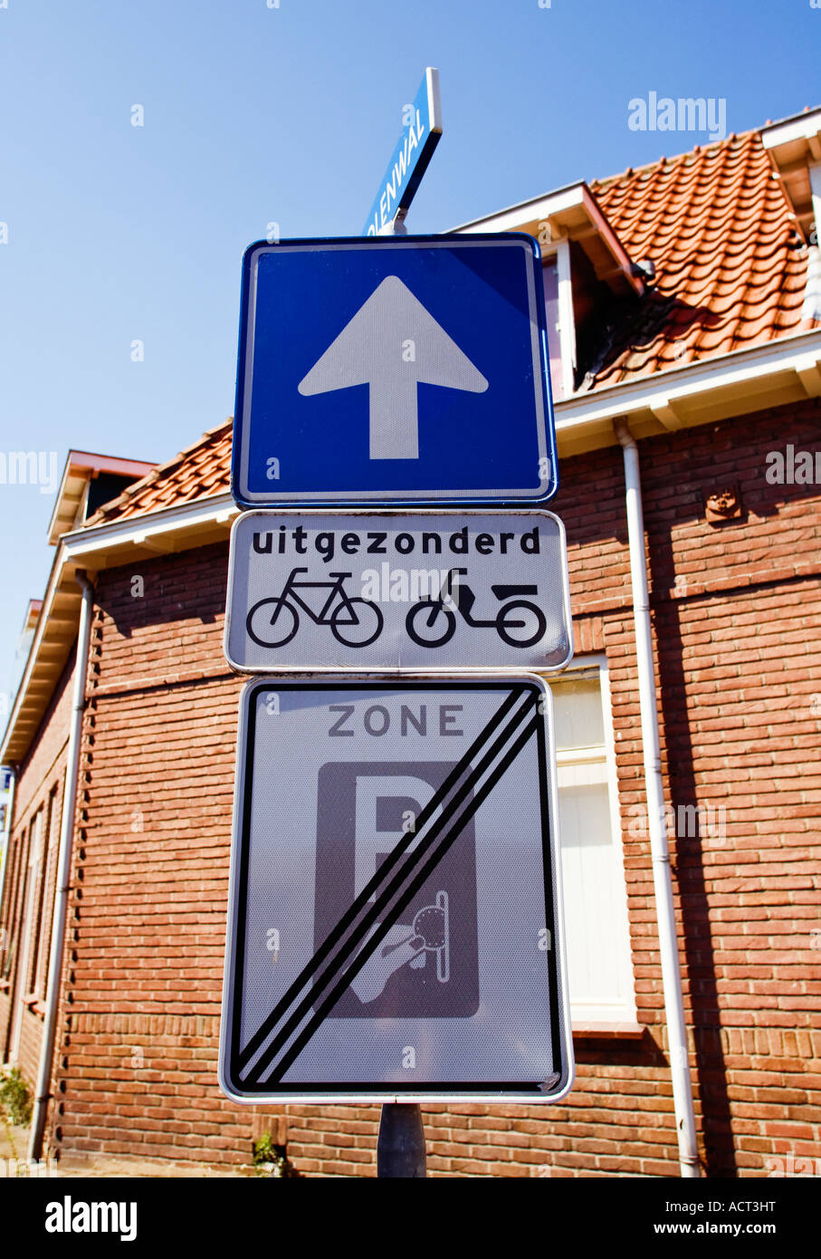 One way road sign hi-res stock photography and images - Alamy