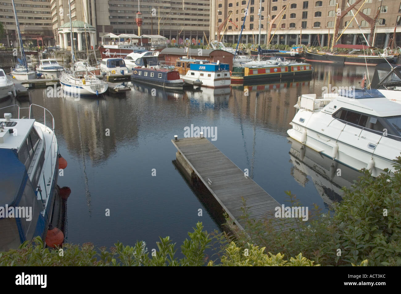 Boats london docks hi-res stock photography and images - Alamy