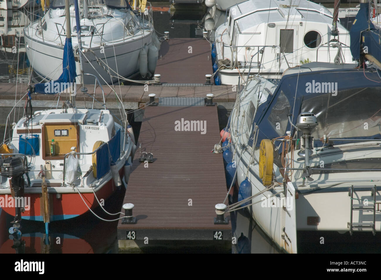 Ships london docks hi-res stock photography and images - Alamy