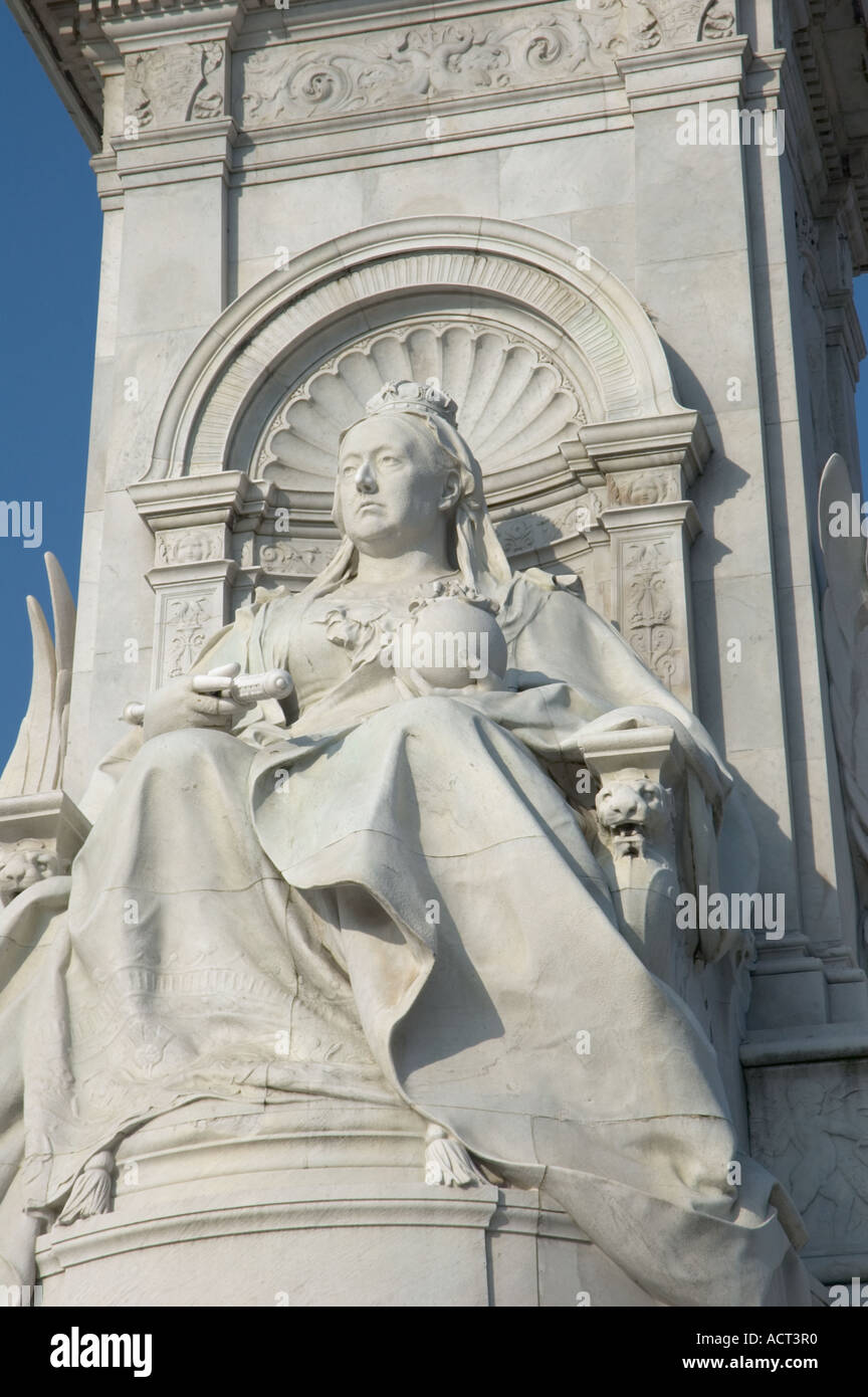 Close up of the Victoria Memorial in front of Buckingham Palace London ...