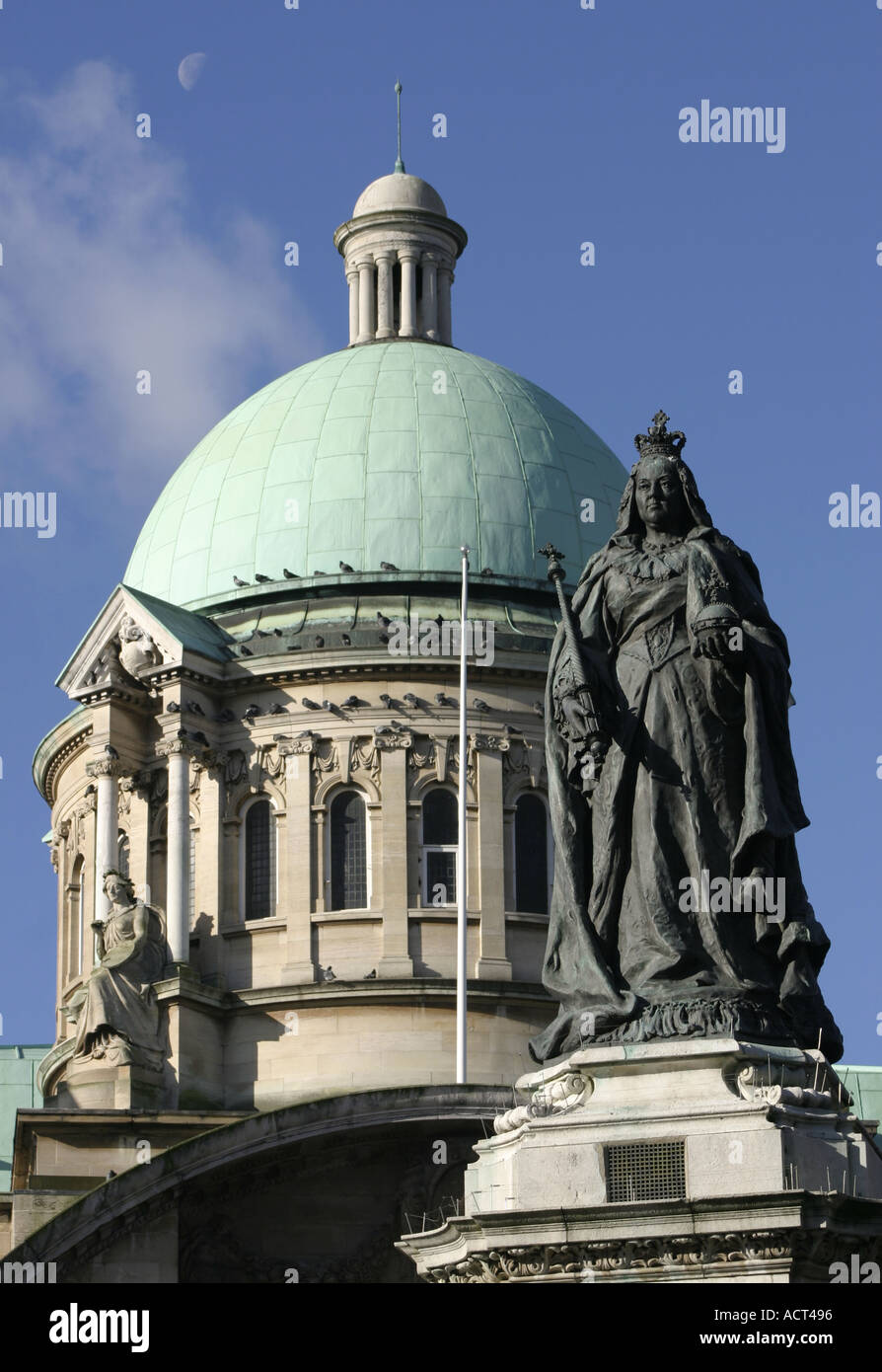 Statue of Queen Victoria with Hull City Hall in the background ...