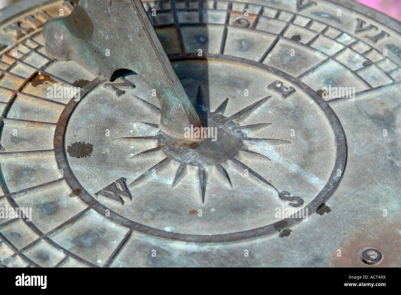 Compass sundial hi-res stock photography and images - Alamy