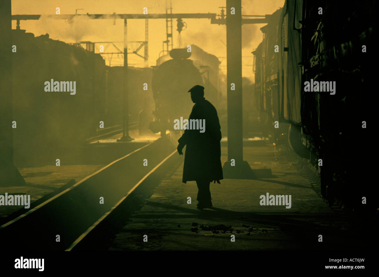 Oncoming locomotive hi-res stock photography and images - Alamy