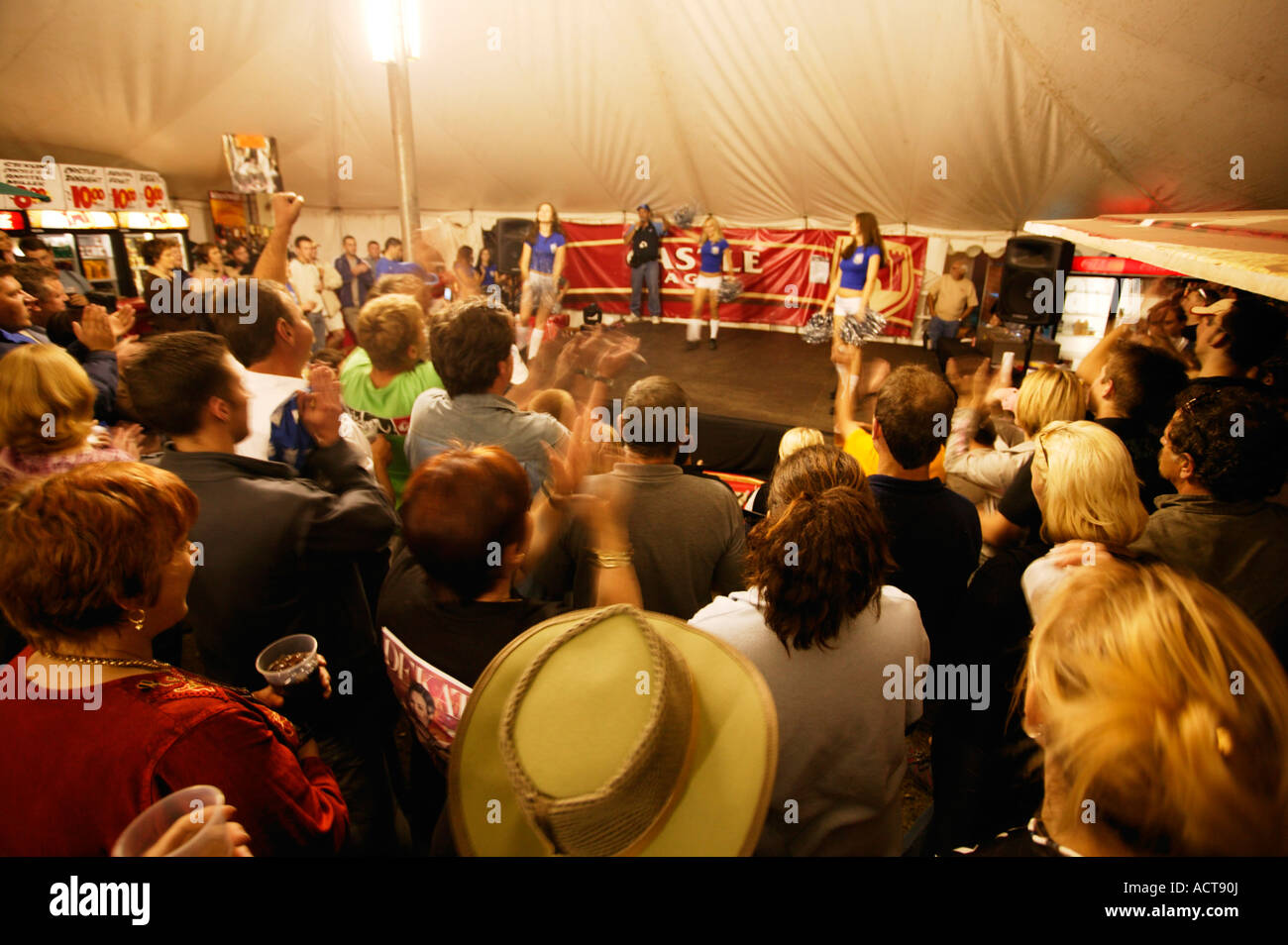 Blou bulle cheer leaders perfuming in a bar at the Innibos festival an ...