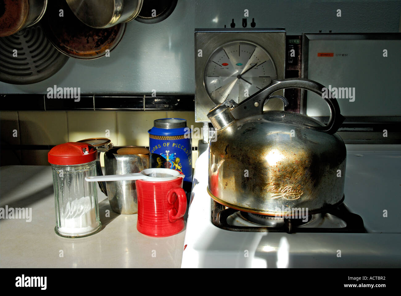1950s 50s teapot hi-res stock photography and images - Alamy