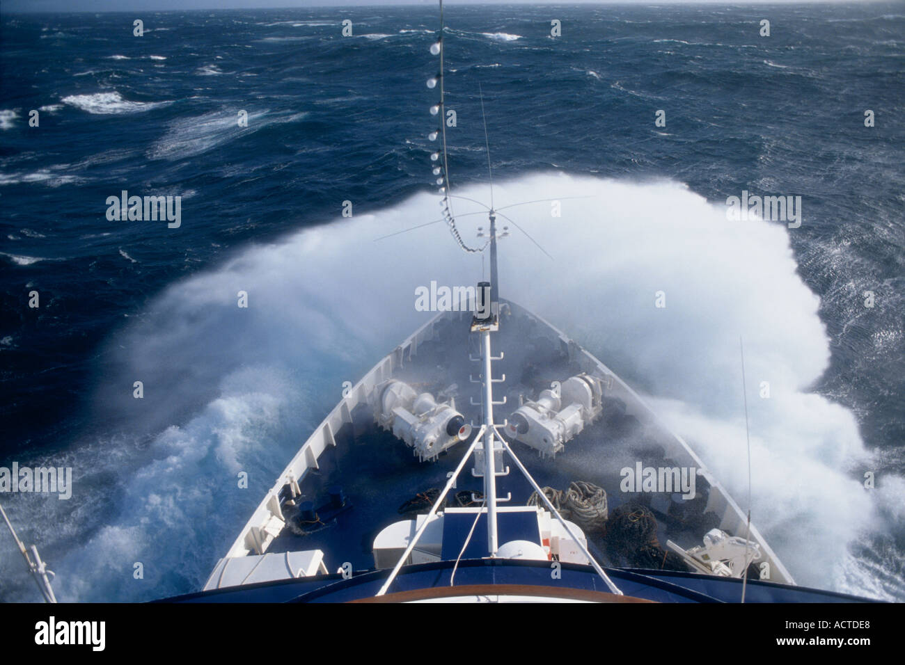Bow wave hi-res stock photography and images - Alamy