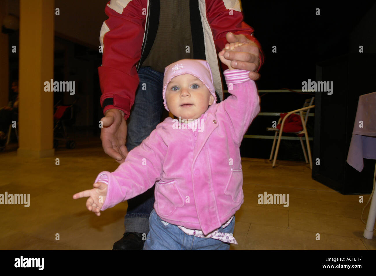 Baby first steps parents hi-res stock photography and images - Alamy