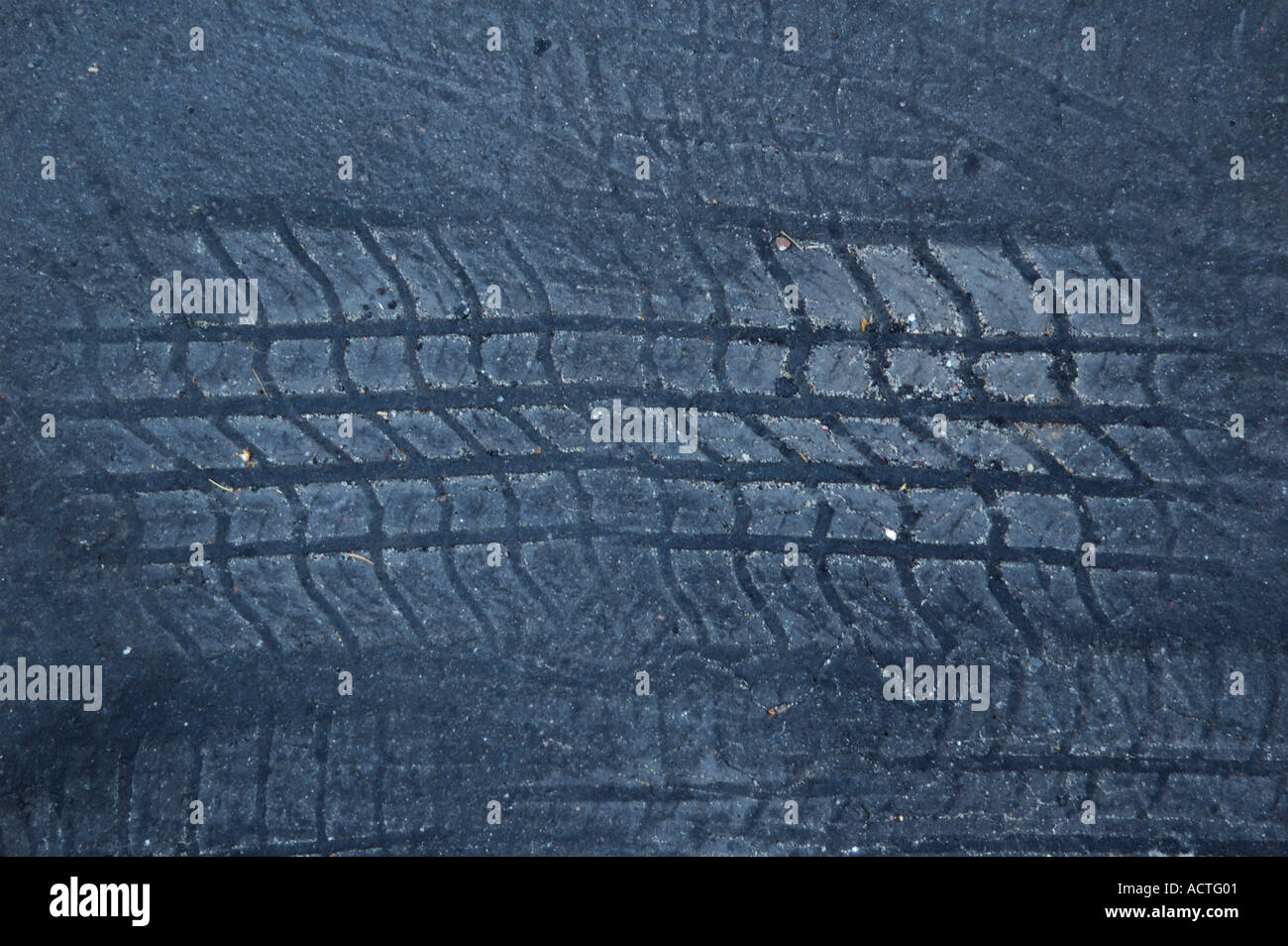 Tyreprint in the asphalt Stock Photo - Alamy