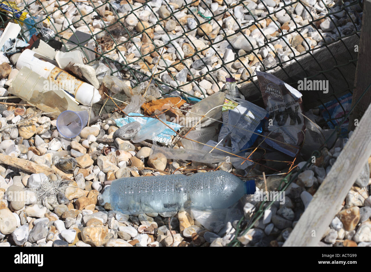 beach discarded rubbish Stock Photo - Alamy