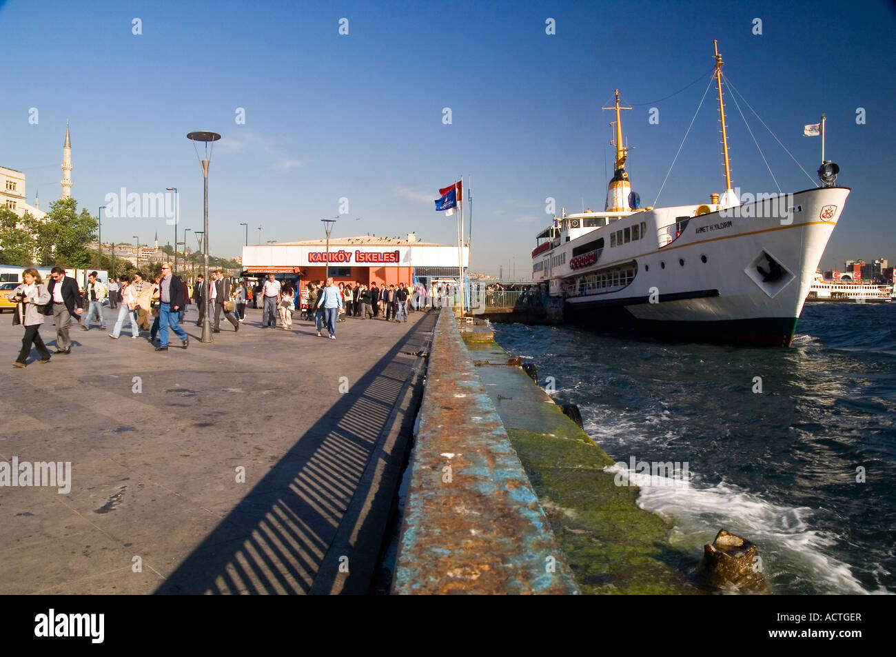 Ferry disembarking at Eminönü docks on the Golden Horn in Istanbul ...