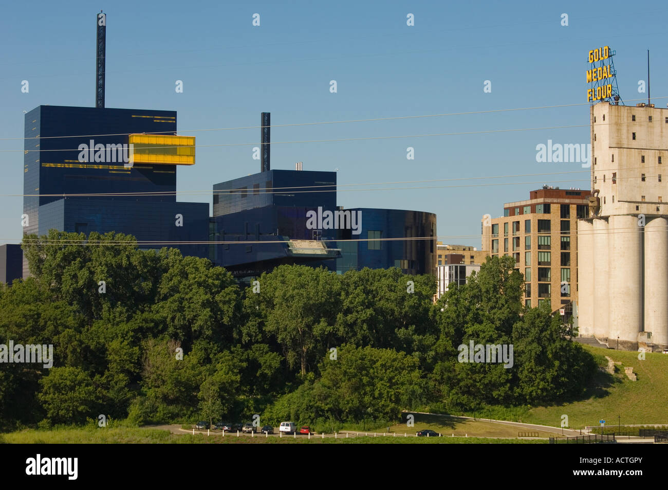 THE GUTHRIE THEATER STANDS BEHIND THE MISSISSIPPI RIVER NEXT TO THE OLD ...