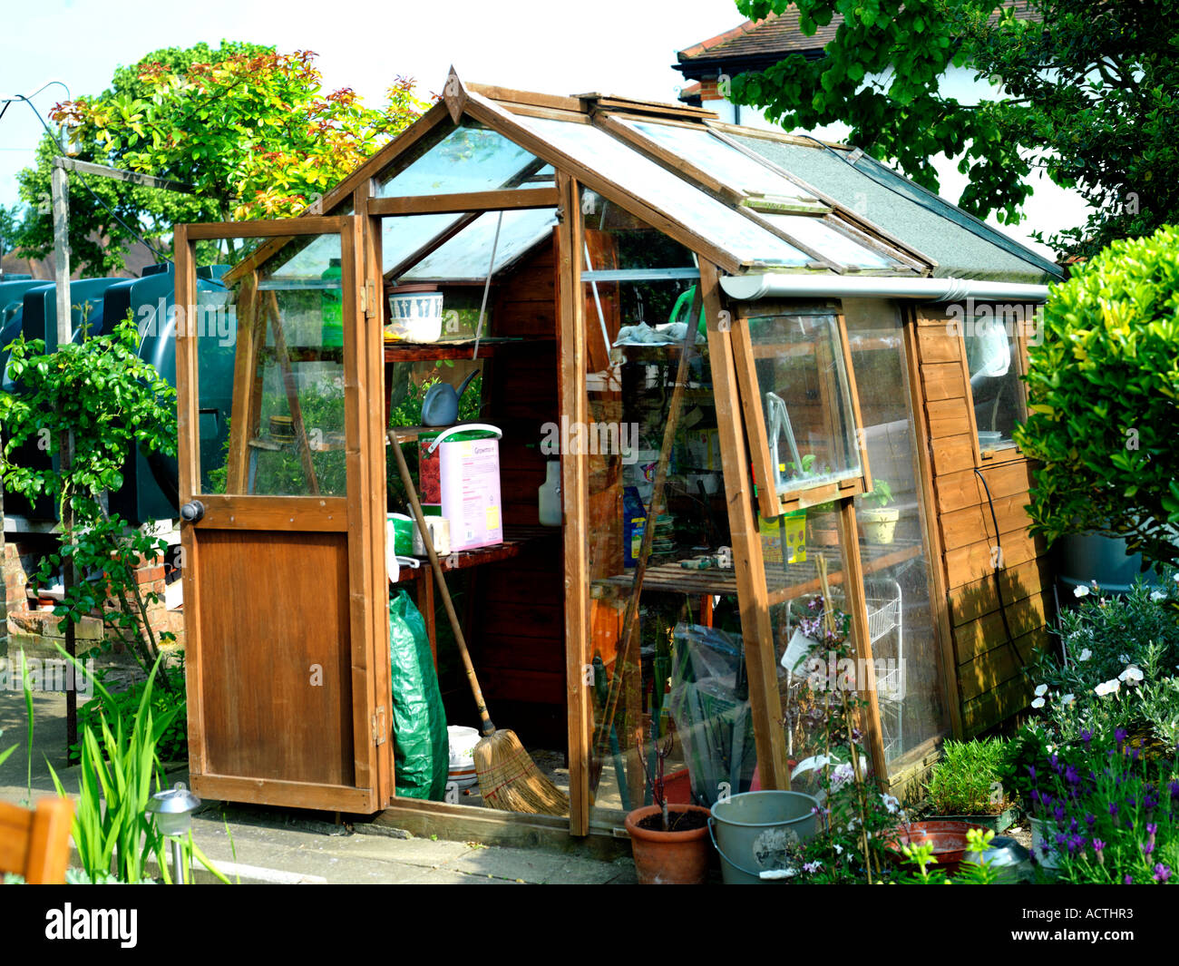 Surrey shed hi-res stock photography and images - Alamy