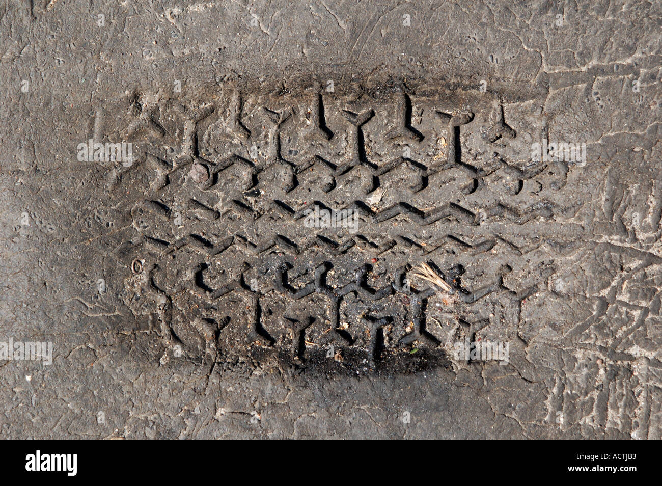 Tyreprint in the asphalt Stock Photo - Alamy