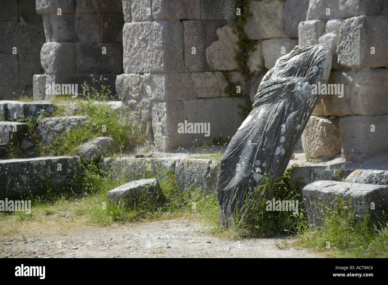 Female headless statue hi-res stock photography and images - Alamy