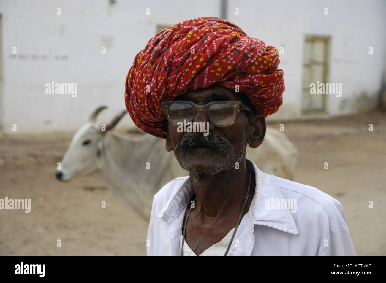 Indian man in turban and eyeglasses hi-res stock photography and images ...