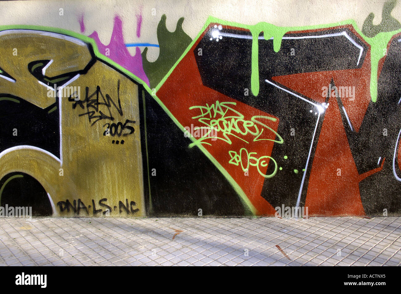 graffiti graf urban scrawl modern art art spraypaint anti social crime ...