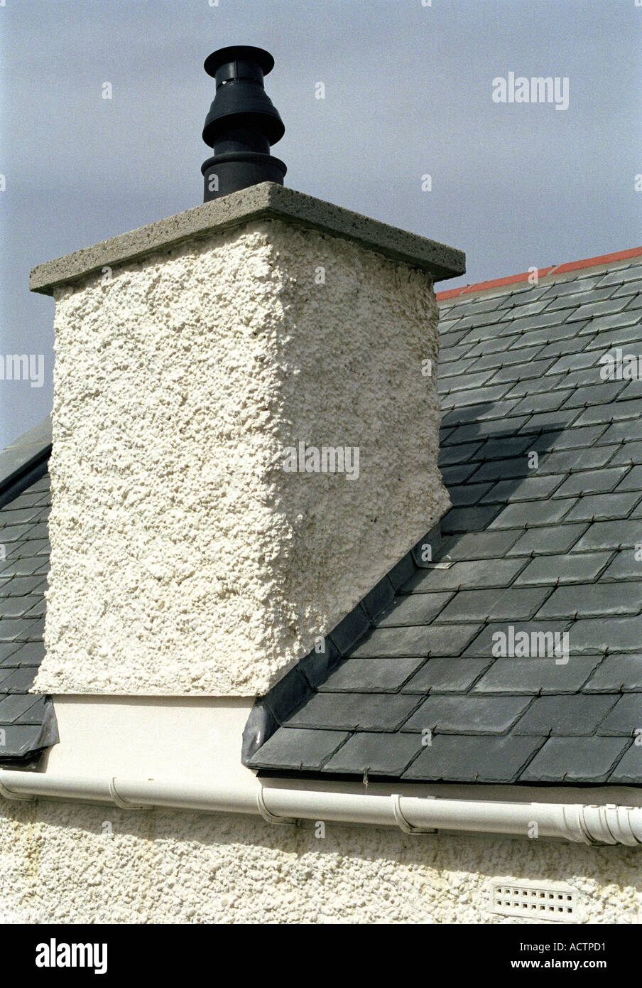 Cottage chimney uk smoke hi-res stock photography and images - Alamy