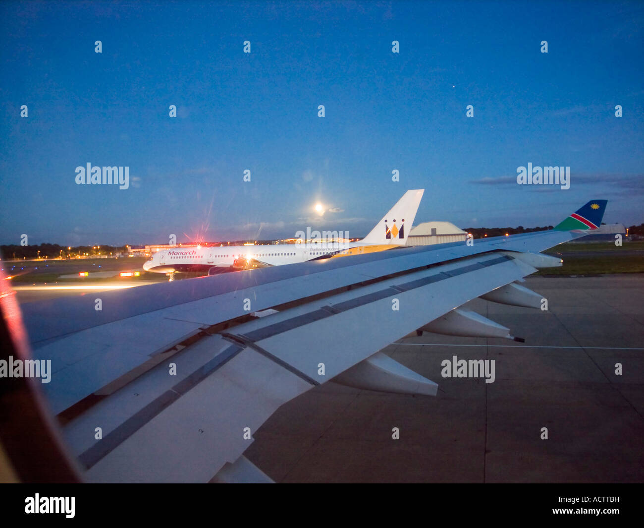 Night flight hi-res stock photography and images - Alamy