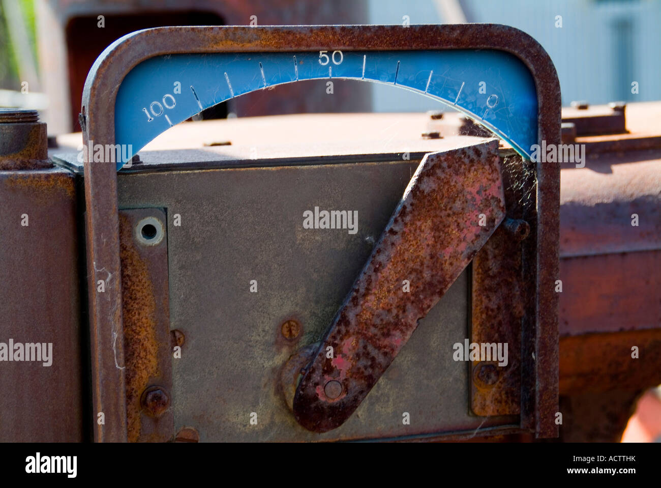 AN OLD RUSTY GAGE READING 0 TO 100 Stock Photo - Alamy