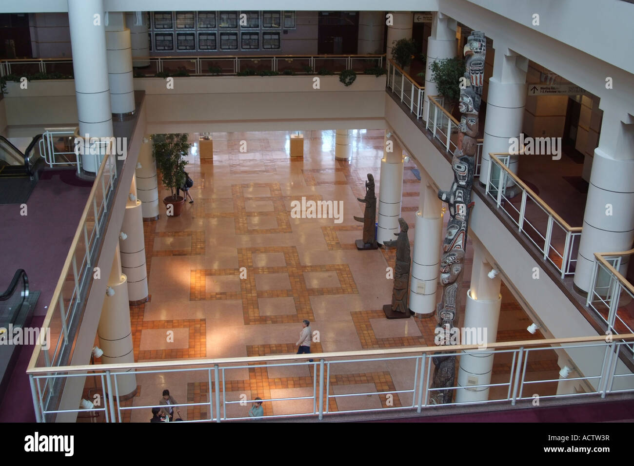 A VIEW OF DISPLAYED TOTEM POLES IN THE HALL FROM THE TOP BALCONY Stock ...