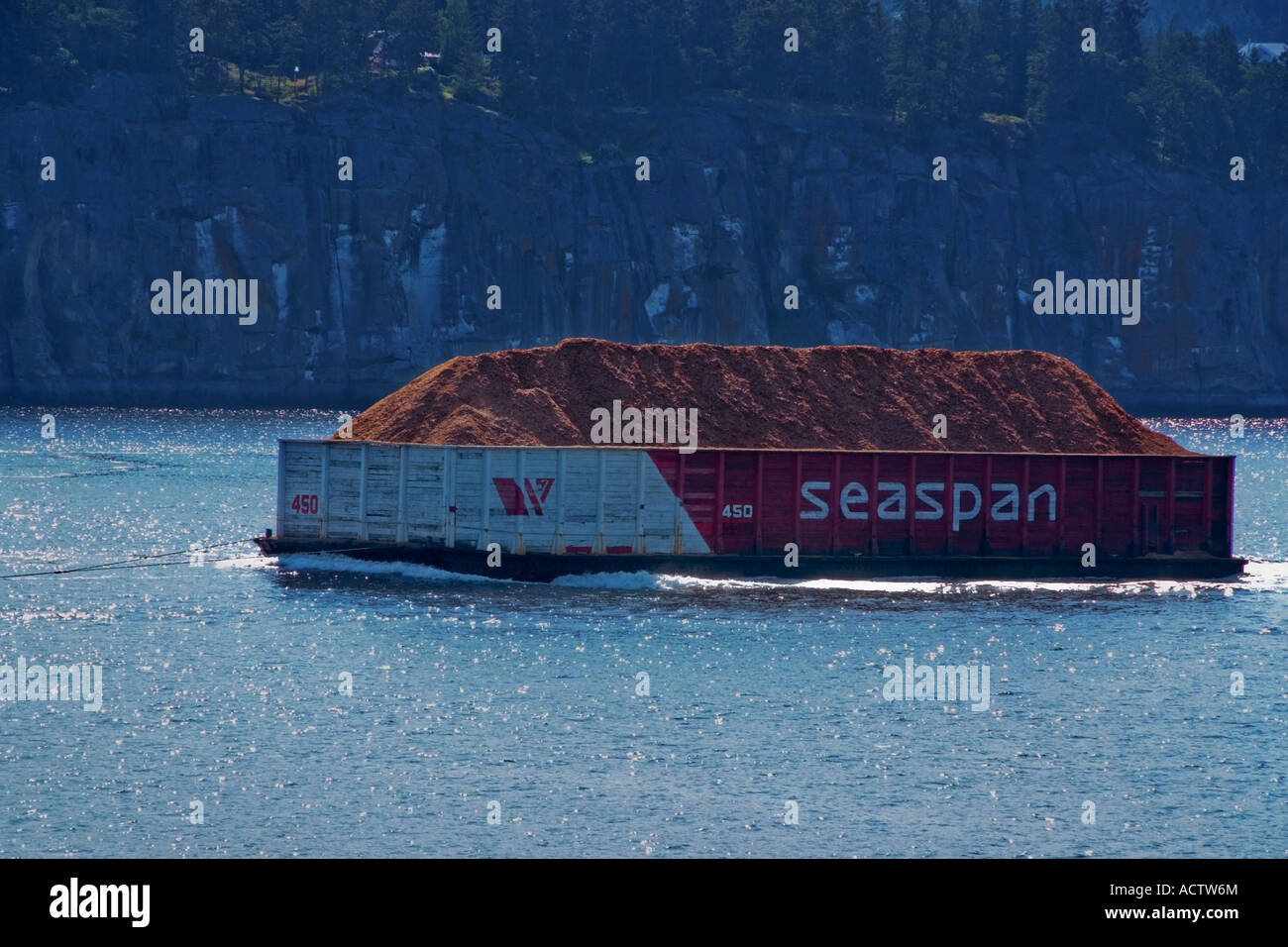 A WOOD CHIP CONTAINER IN THE WATERS Stock Photo - Alamy