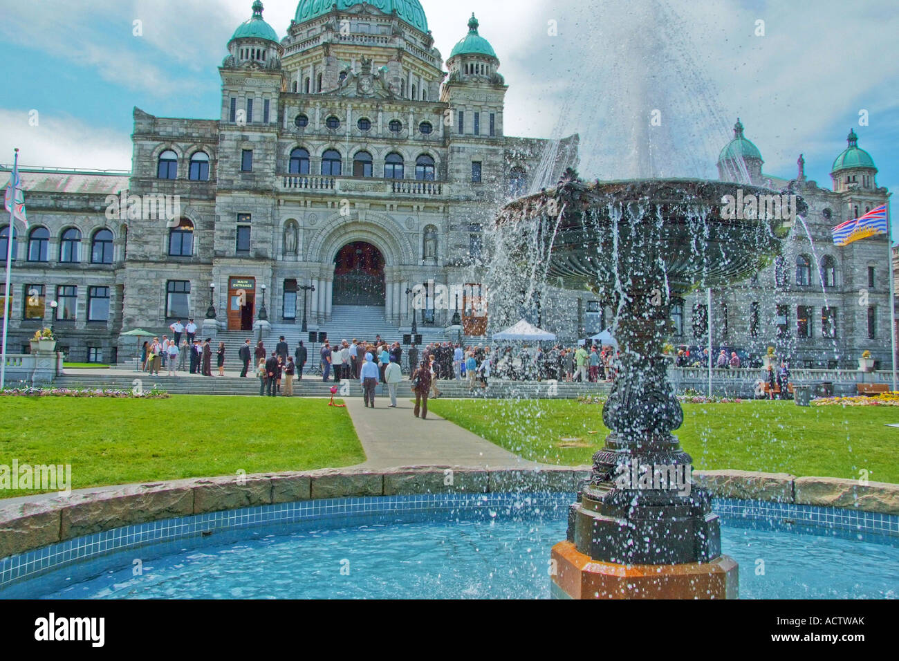 FOUNTAIN AND COURT HOUSE OF VICTORIA ISLAND, BC, CANADA Stock Photo - Alamy
