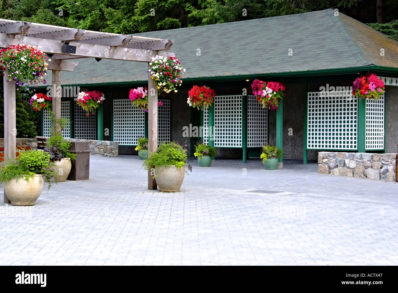 FLOWER BASKETS HANGING FROM TE PORCH OF BUCHART GARDENS AT VICTORIA ...