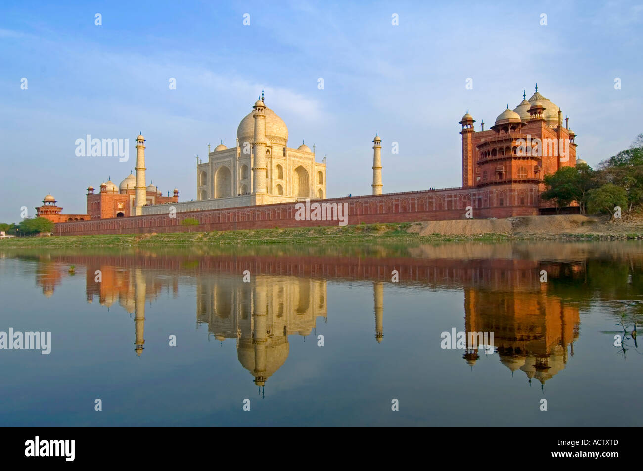 A wide angle view of the rear of the Taj Mahal and red sandstone Mosque ...