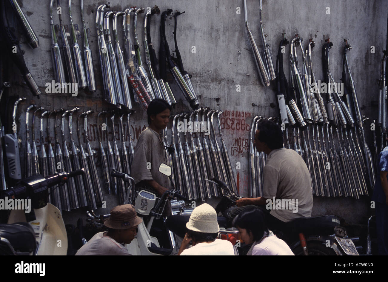 Backstreet mechanic hi-res stock photography and images - Alamy