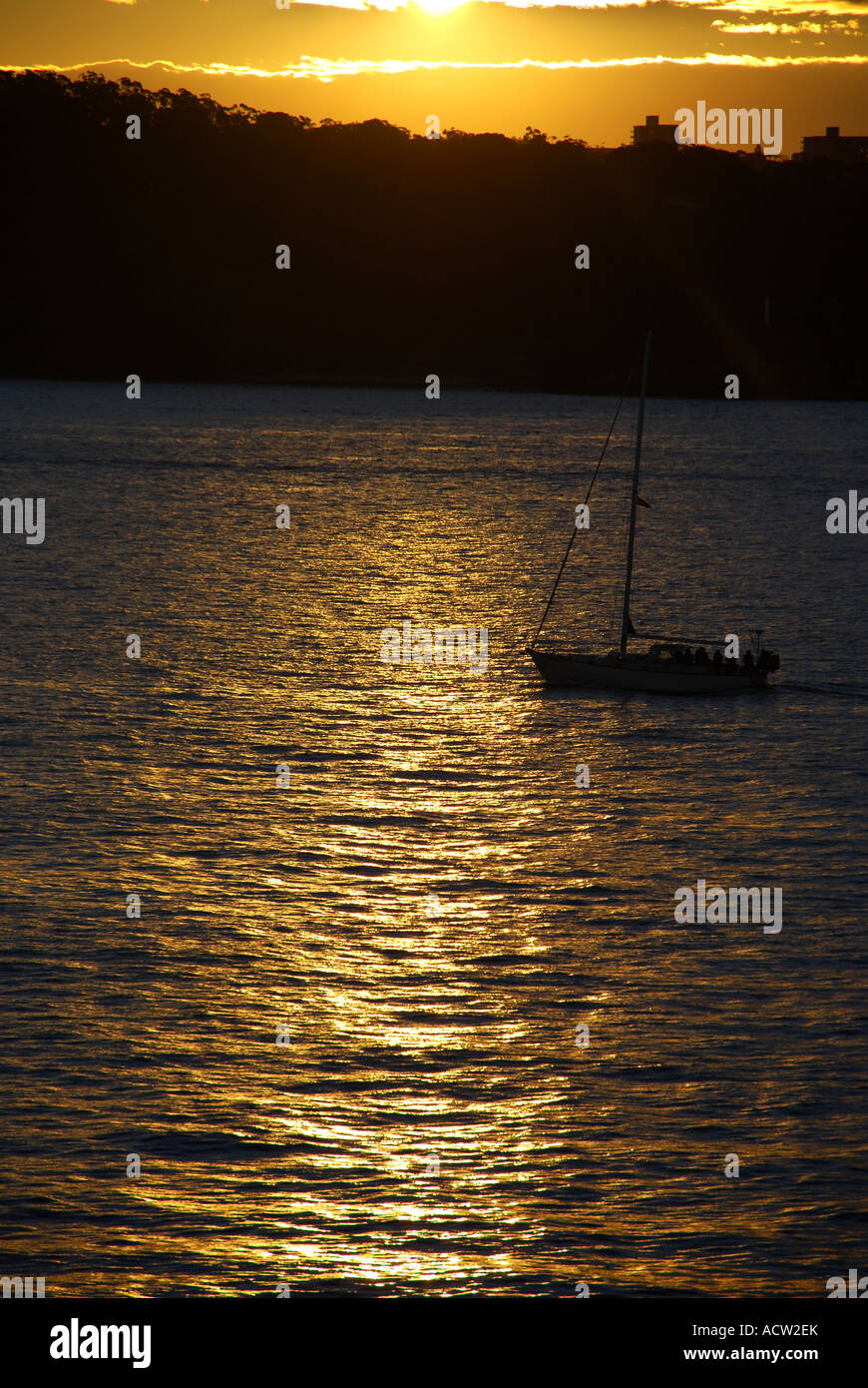 BOAT IN ELIZABETH BAY AT SUNSET SYDNEY AUSTRALIA Stock Photo - Alamy