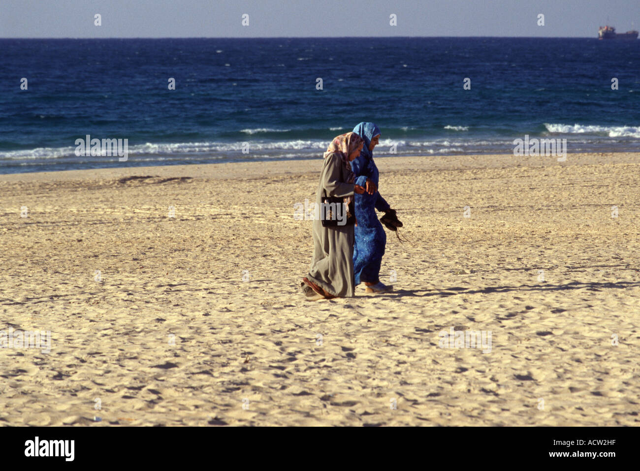 Muslim women beach hijab hi-res stock photography and images - Alamy