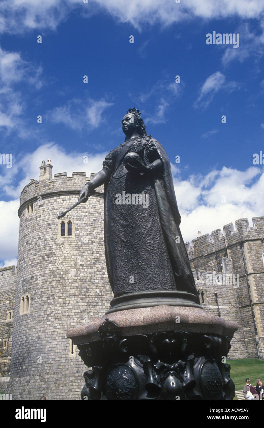 Windsor victoria statue hi-res stock photography and images - Alamy