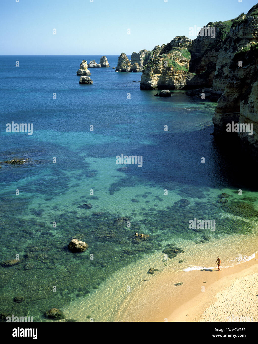 PORTUGAL ALGARVE PRAIA DA DONA ANA BEACH ROCKS AND ATLANTIC OCEAN Stock ...